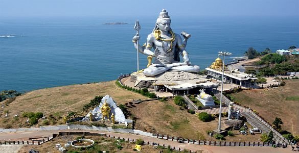 Murudeshwar Tour from Mumbai: Beachside Retreat